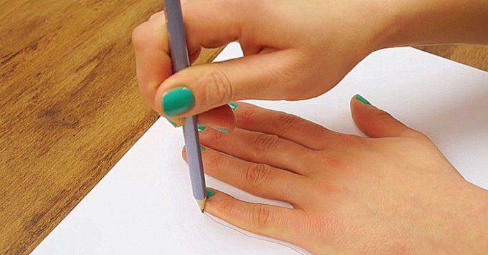 Watch As She Starts Tracing Her Hand, Then See The End Result, It’s ...